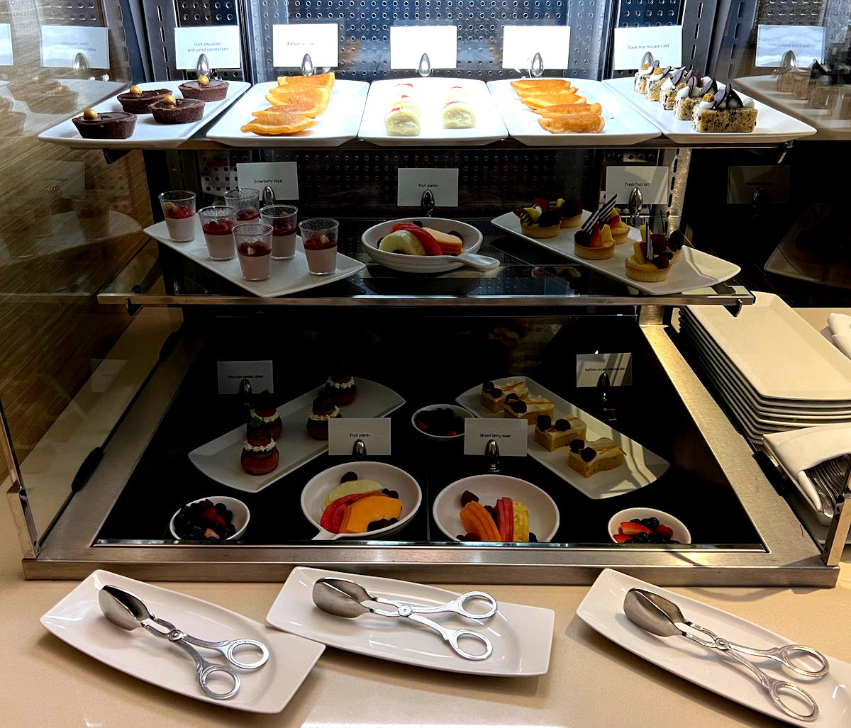 Review: Emirates First Class Lounge Dubai Airport (DXB) - One Mile at a ...